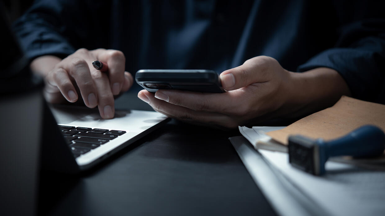 Handy im Job: Smartphones beeinträchtigen Leistung und Motivation im Job