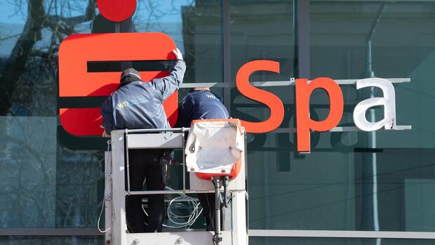 Sparkassen mit erstem Einlagenminus in zehn Jahren