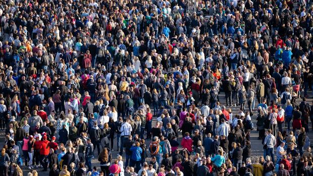 Einwohnerzahl Deutschland 2024: Wie viele Menschen leben in Deutschland?