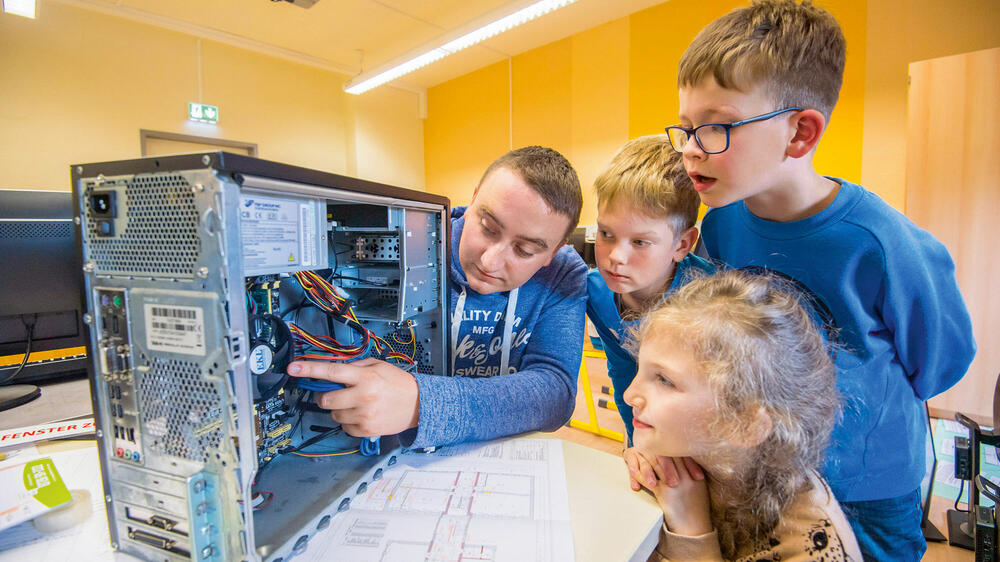 KI im Klassenzimmer: Informatik soll Pflichtfach an deutschen Schulen ...